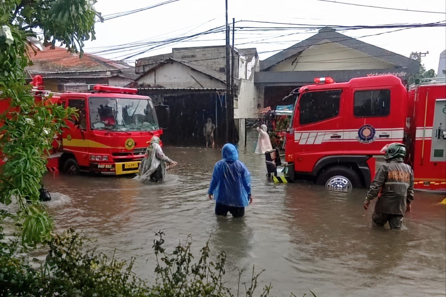 Hujan Deras dan Pasang Laut Picu Genangan, DSDABM Surabaya Optimalkan ...