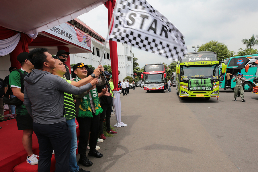 Hidupkan Kembali Tradisi Tret Tet Tet, Wali Kota Eri Dampingi Bonek ...